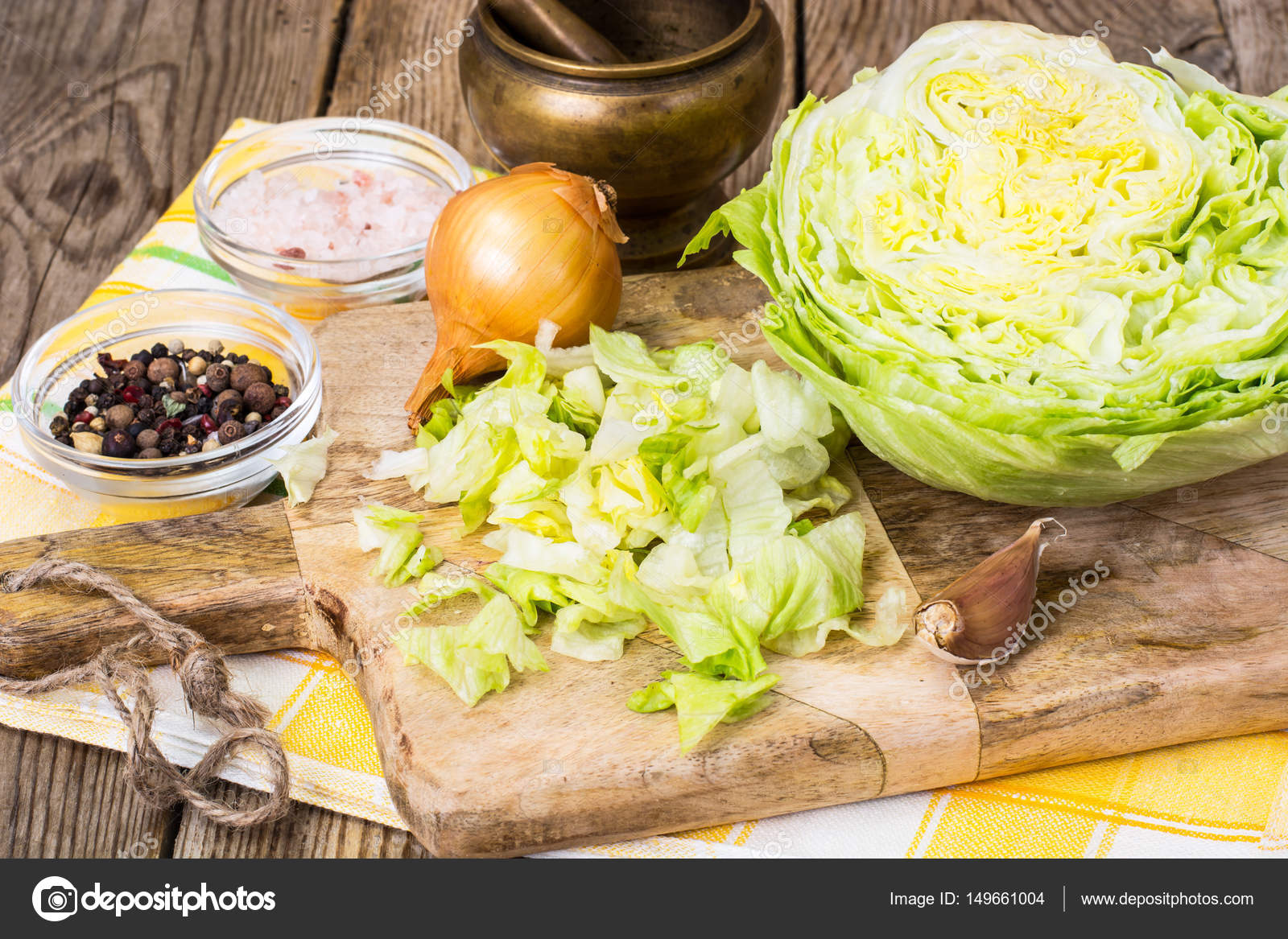 Lechuga picada de iceberg ingridiente para cocinar — Foto de stock ...