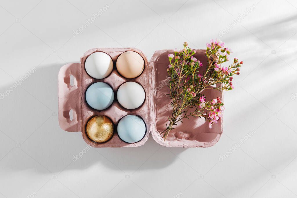 Huevos de color natural en caja de huevos decorados con flores en la ...