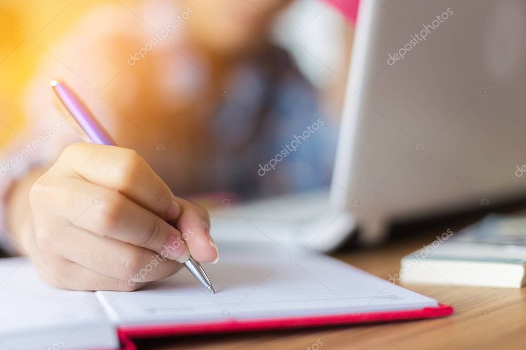 mano femenina escribir en el libro para el trabajo en casa 2023