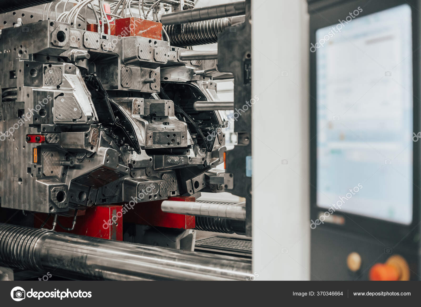 Huge injection molding machine without fixture ready for the plastic ...