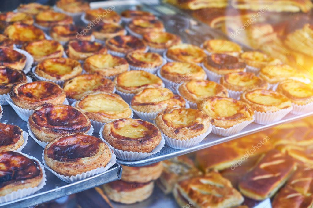 Postre tradicional portugués, pastel de nata en bandeja 2024
