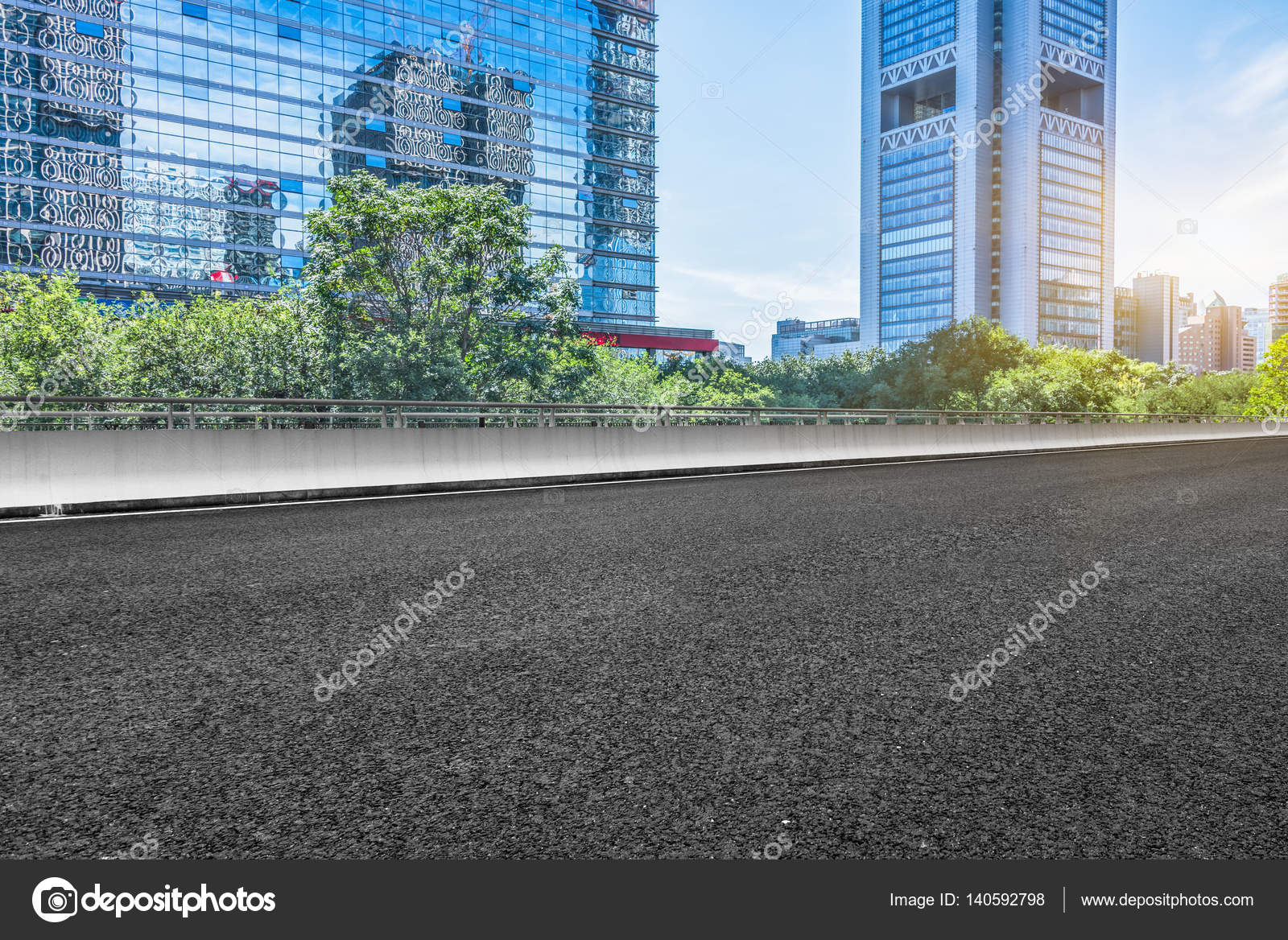 Estrada de asfalto vazia através da cidade moderna — Foto © fanjianhua ...