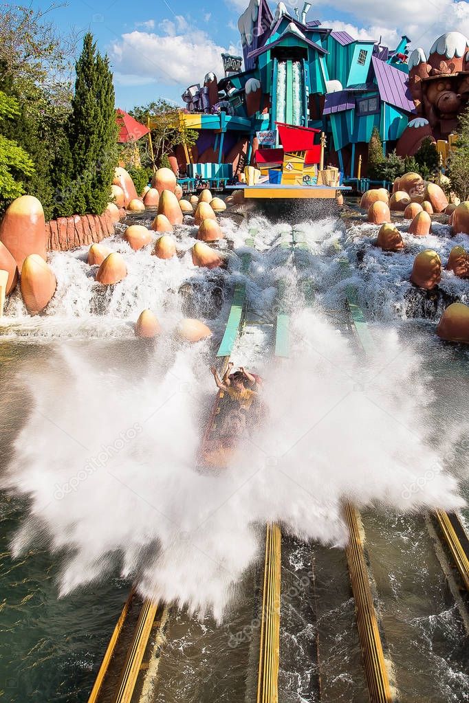 El paseo Dudley Do-Right Ripsaw Falls en el parque temático Universal ...