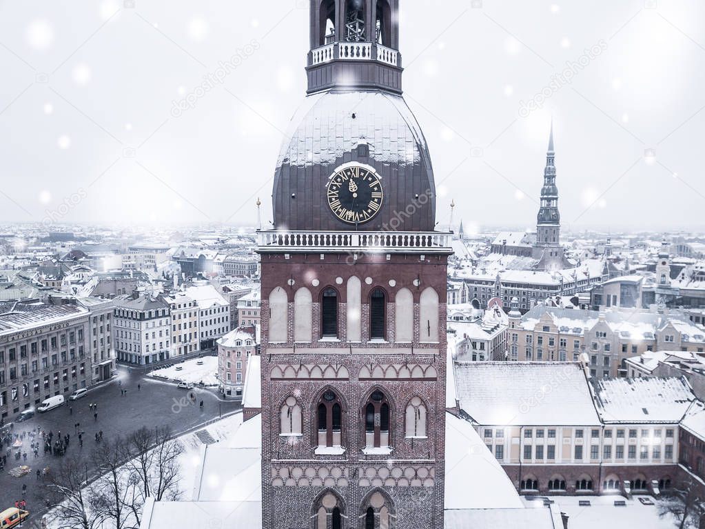 Increíble vista aérea del casco antiguo de Riga (vecriga) en enero ...