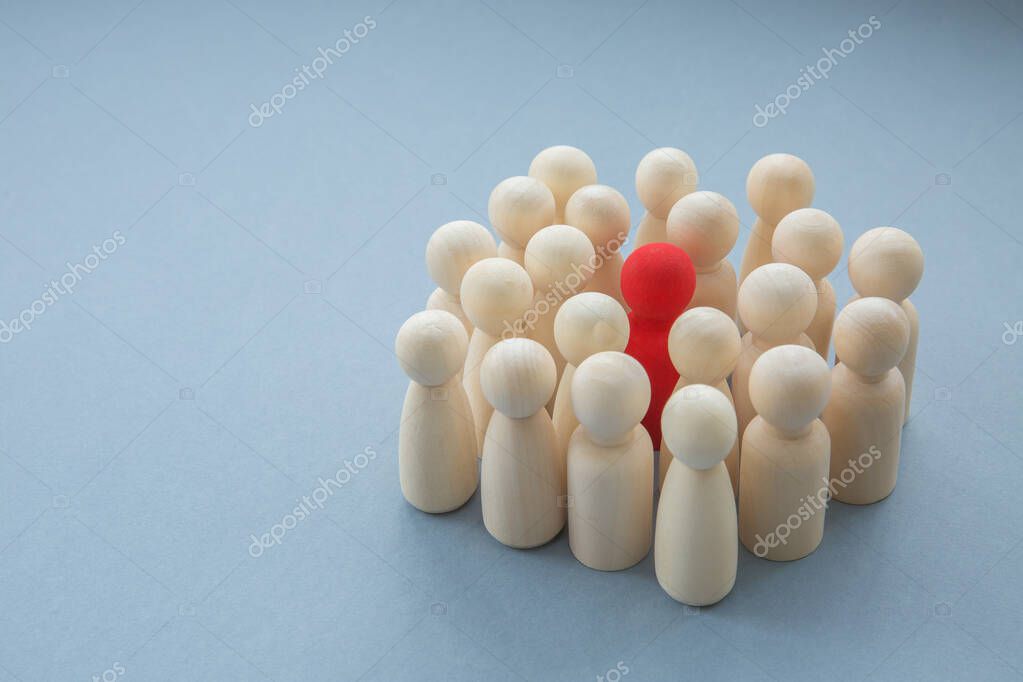 Una sola persona roja rodeada de otras personas en una diversidad o ...
