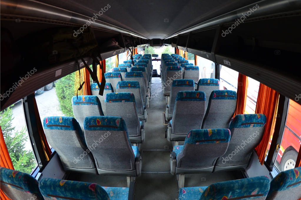 Interior del autobús turístico para excursiones y viajes largos. Una ...