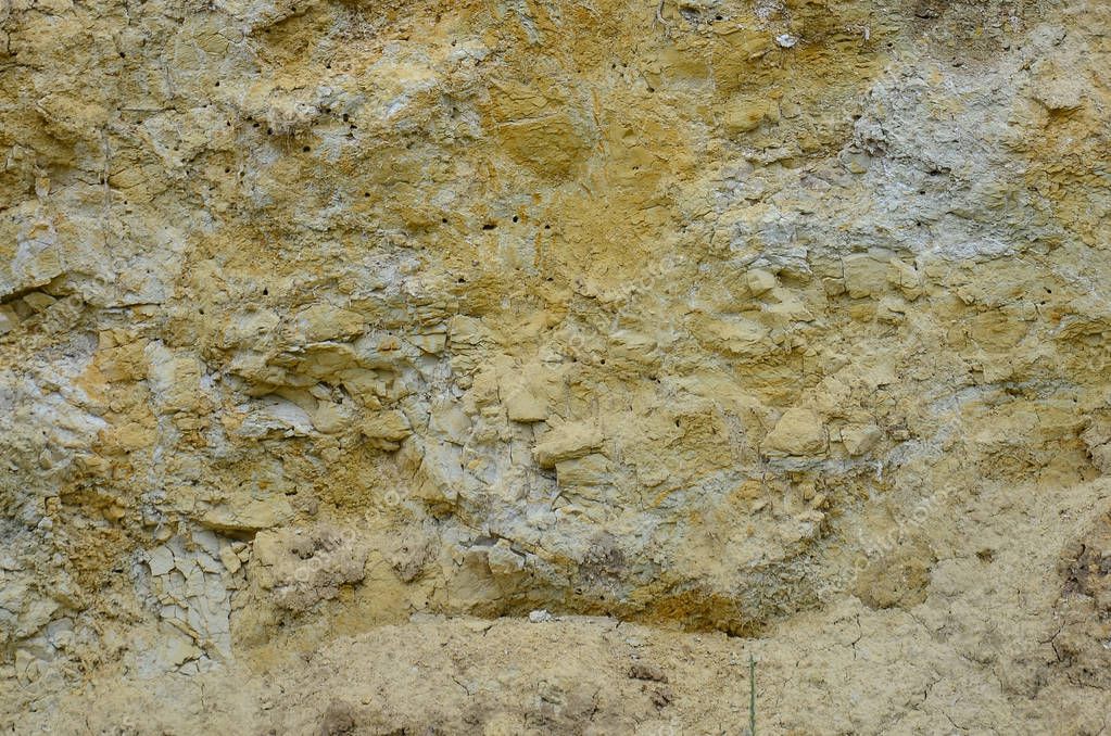Textura de una pared de arena sólida amarilla y marrón en una cantera ...