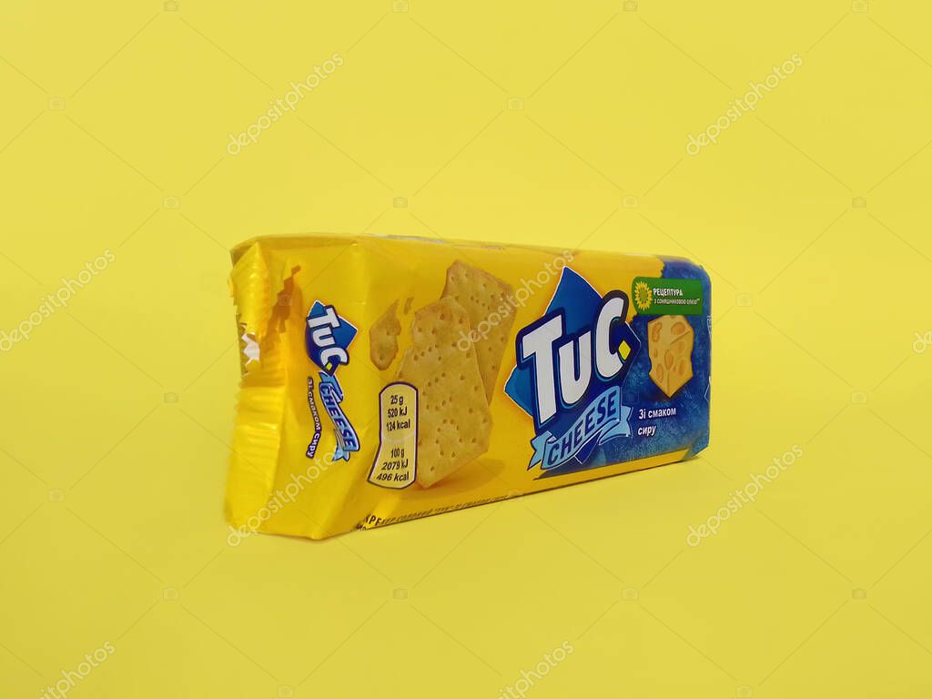 Pack snack Tuc sobre fondo plano amarillo brillante 2023