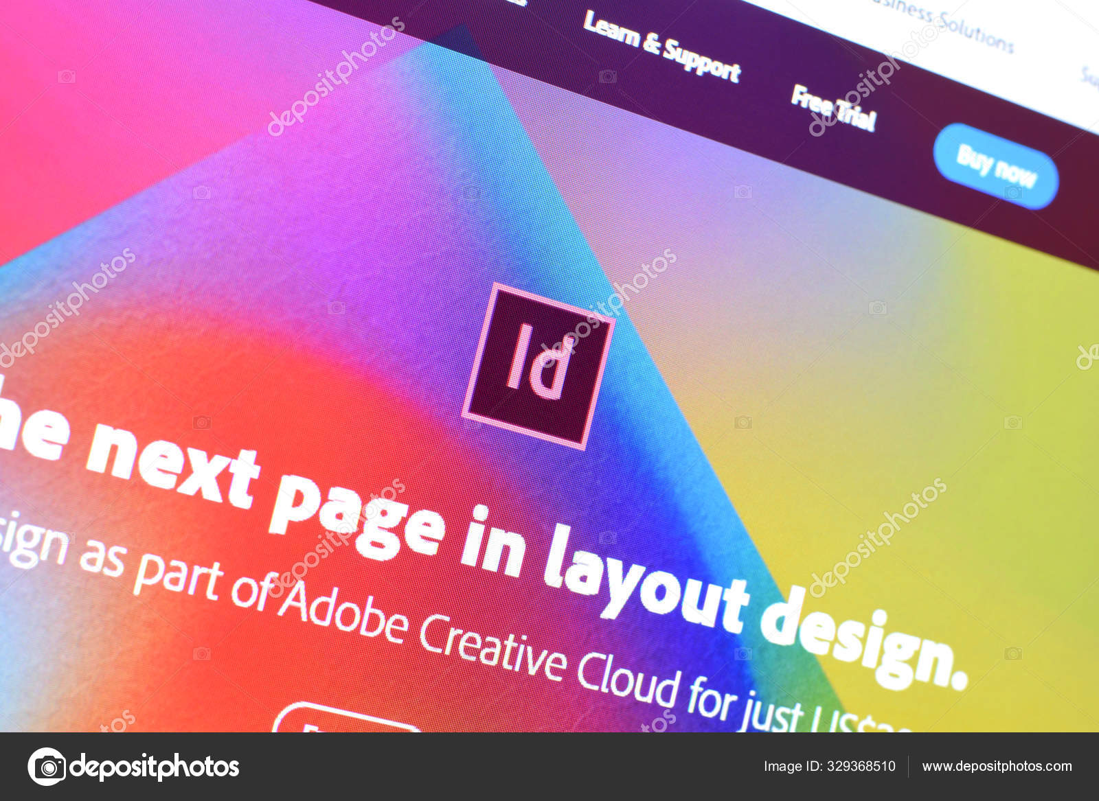 Página web del producto de adobe indesign en el sitio web oficial en la pantalla de la PC — Foto ...