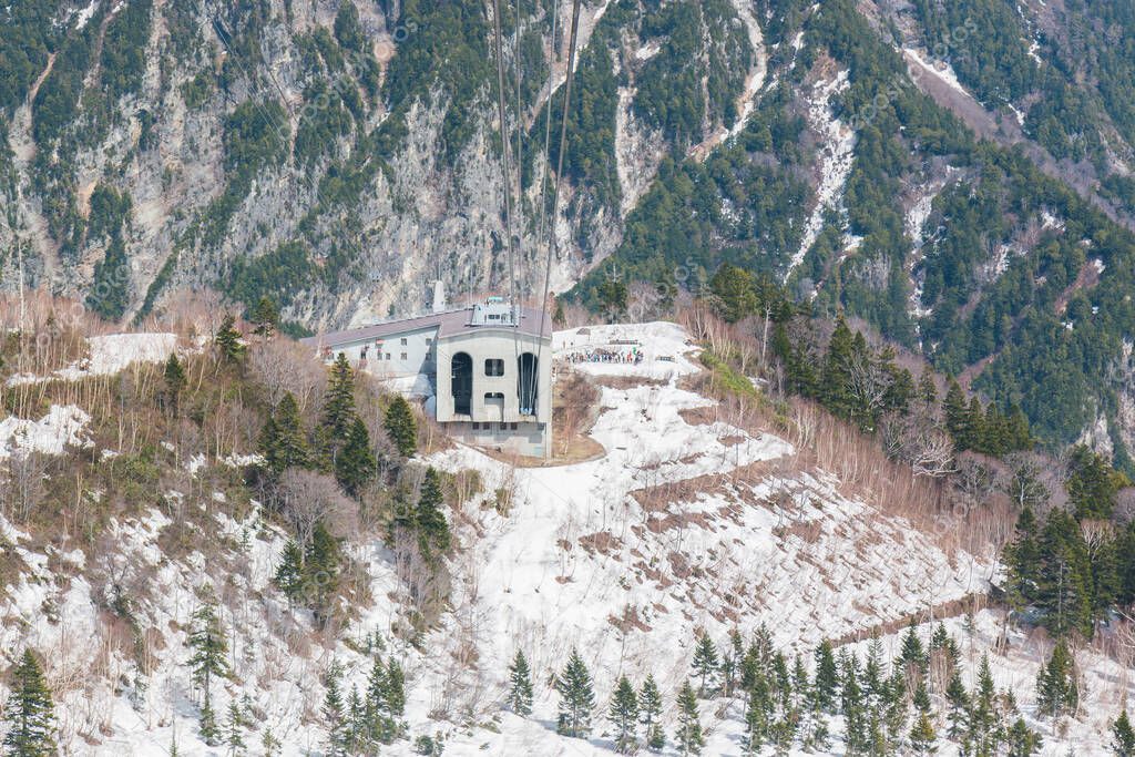 Camino de cuerda en la ruta alpina de Tateyama Kurobe y hermoso paisaje ...