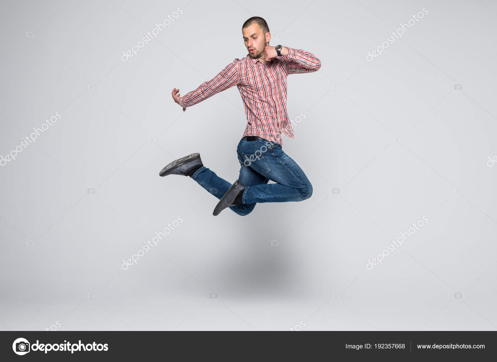 Hombre Negro Feliz Saltando