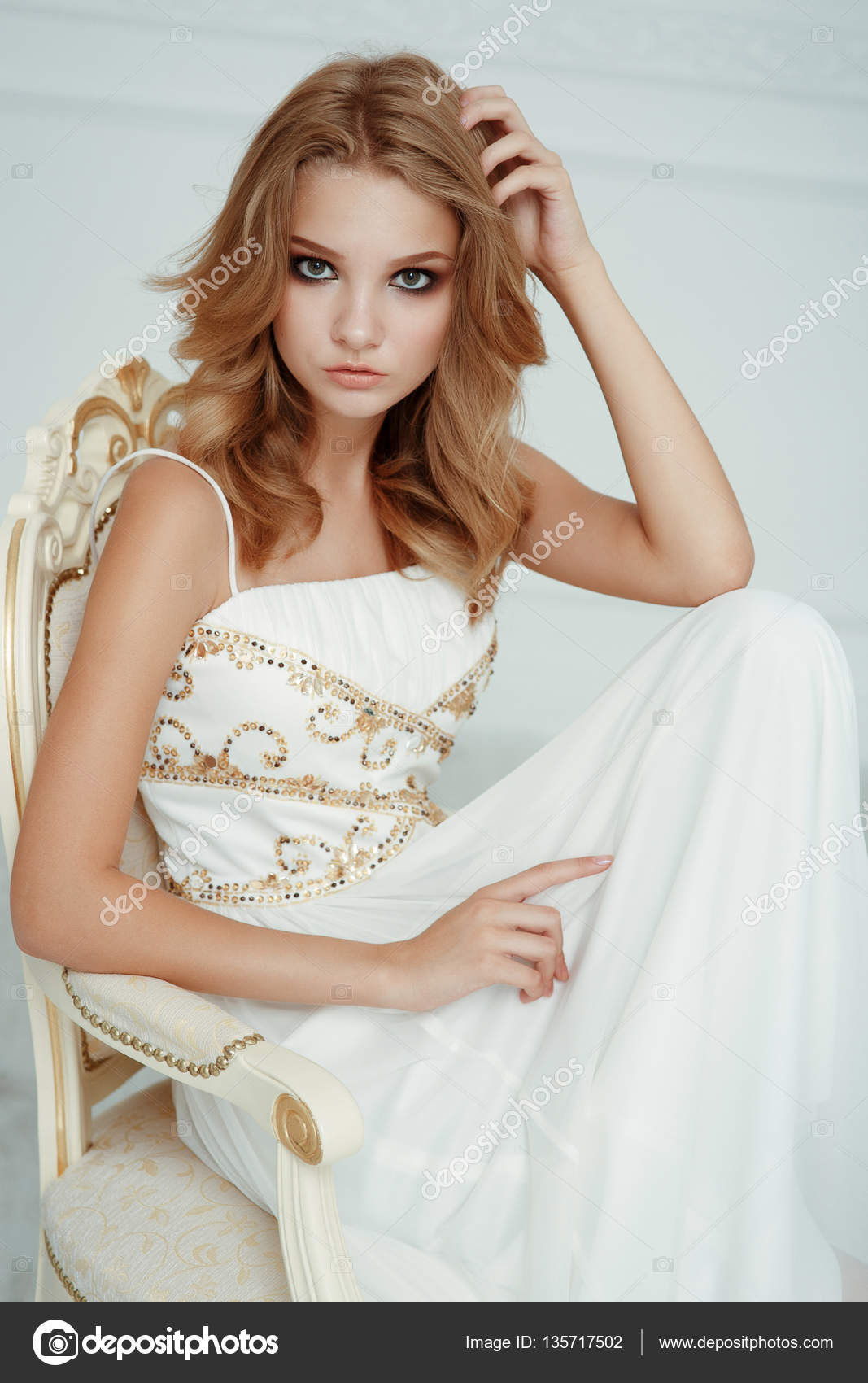 Elegant gekleidete charmante junge schöne Mädchen (Teenager) mit ...