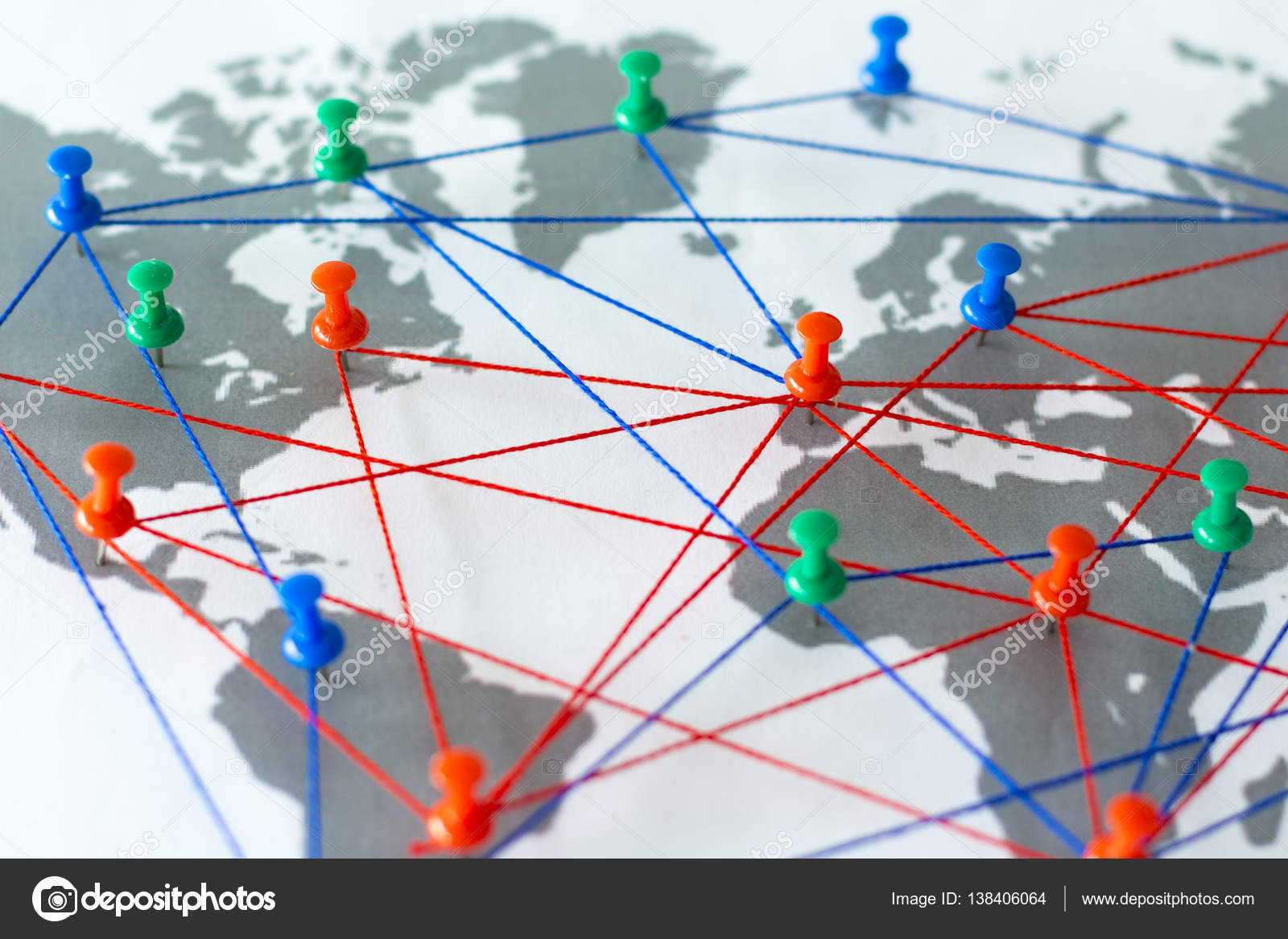 Mapa do mundo conectado por thumbtacks — Foto © coscaron #138406064