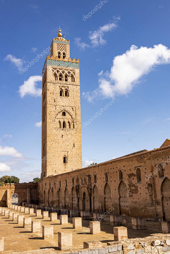 Minarete de la mezquita de Koutoubia situado en el barrio de medina de ...