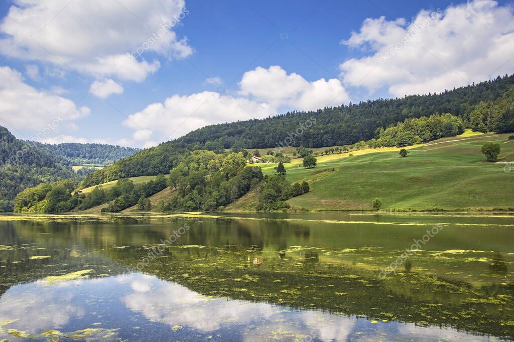 Paisaje con el río Doubs francés y suizo, Franche-Comte, Francia. 2025