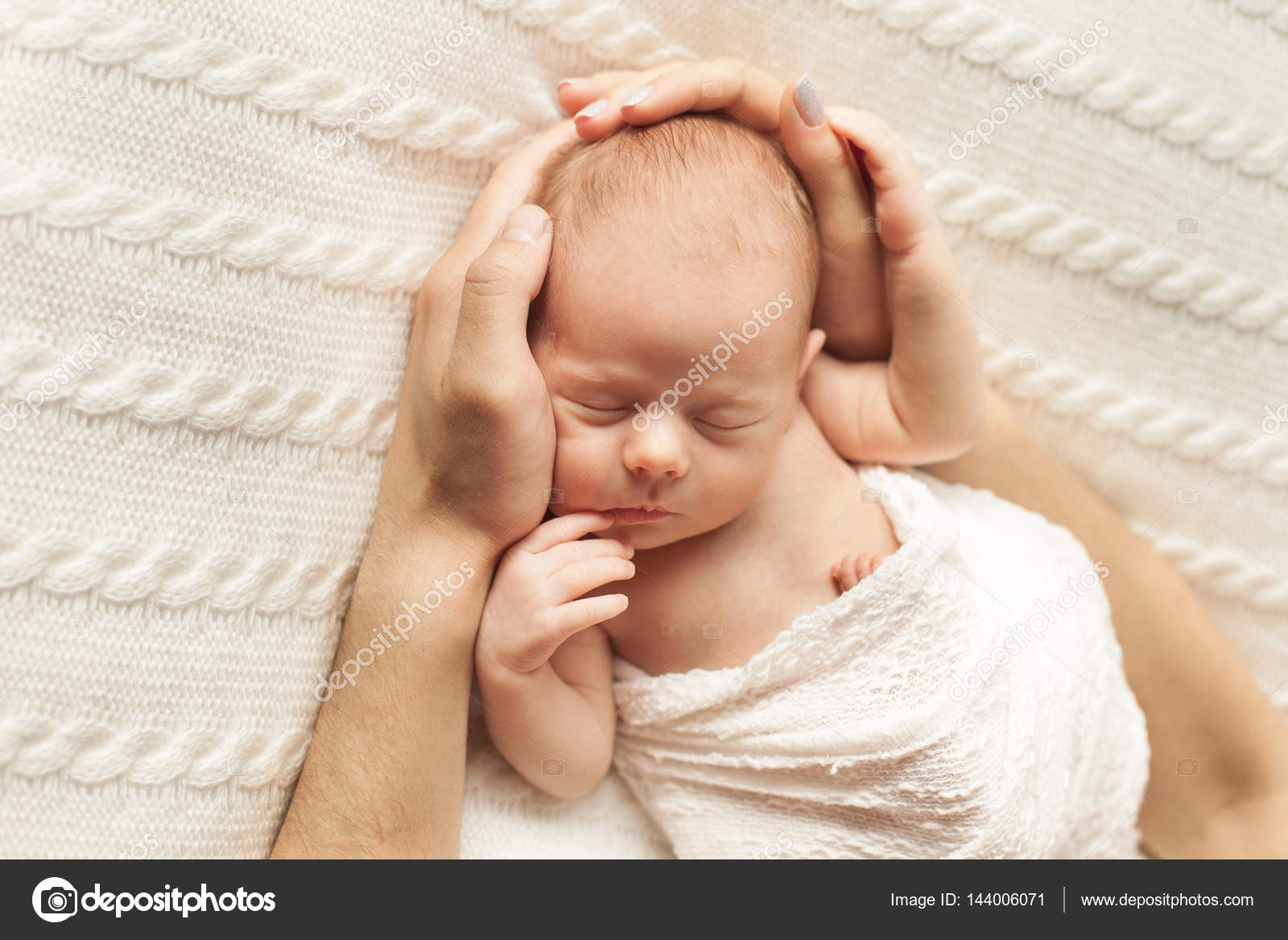 Parents hands holding newborn — Stock Photo © funfamilyfoto #144006071