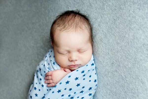Newborn baby girl asleep — Stock Photo © funfamilyfoto #144310795