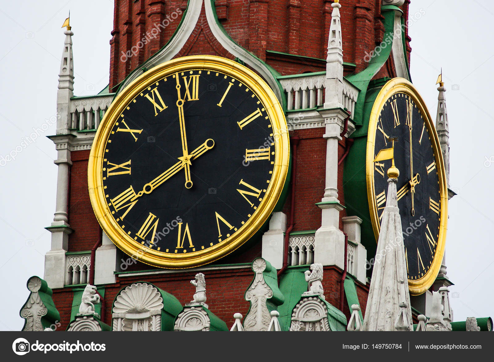Moscow. Kremlin Clock on the Spasskaya Tower — Stock Photo © Fisher.tut ...