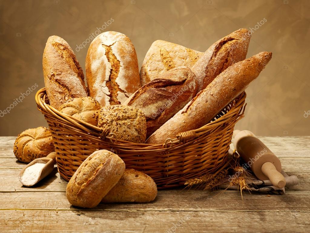 Pan en una canasta — Foto de stock #127507570 © Goir