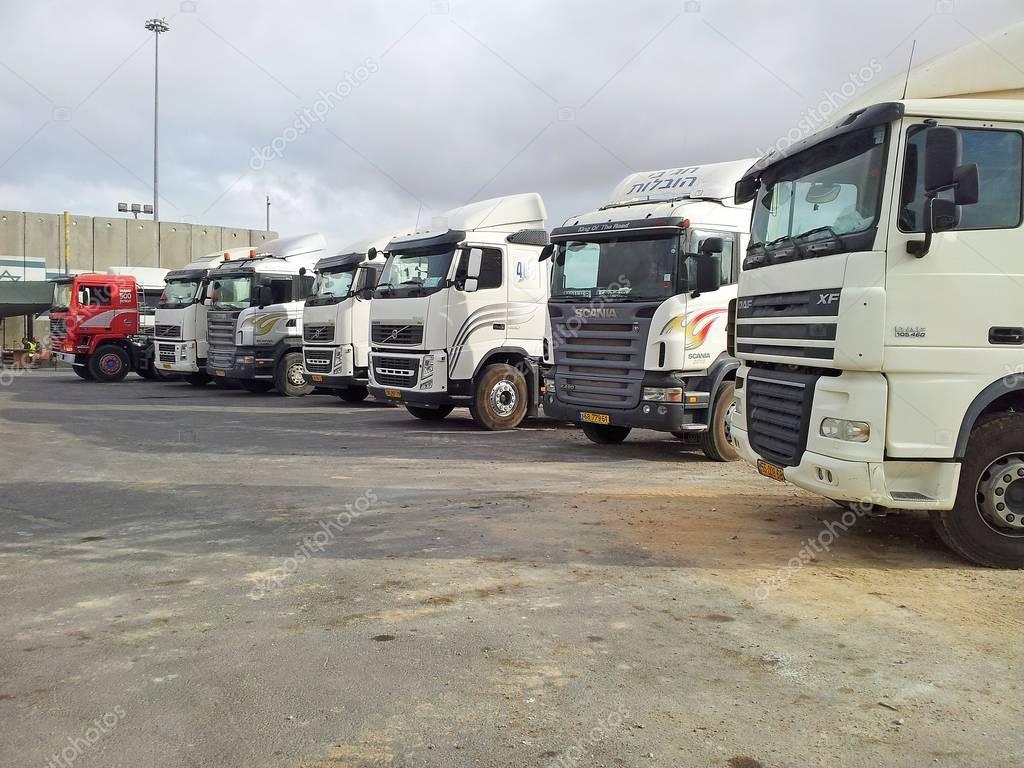 Vista frontal de una línea de camiones imagen de stock. 2024