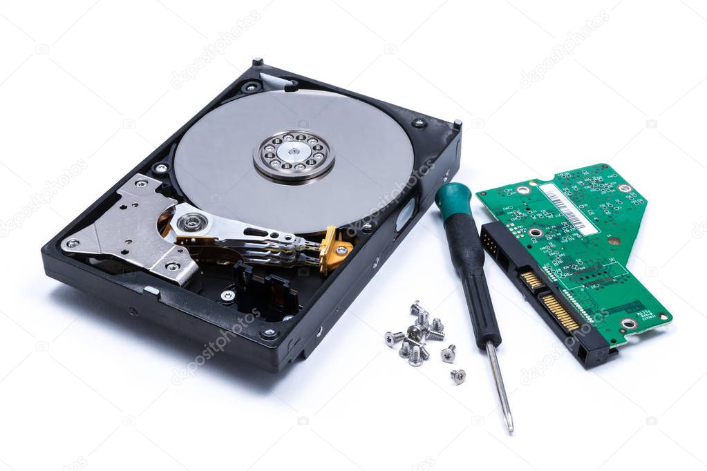 Disco duro abierto, placa de circuito con conectores, tornillos y ...