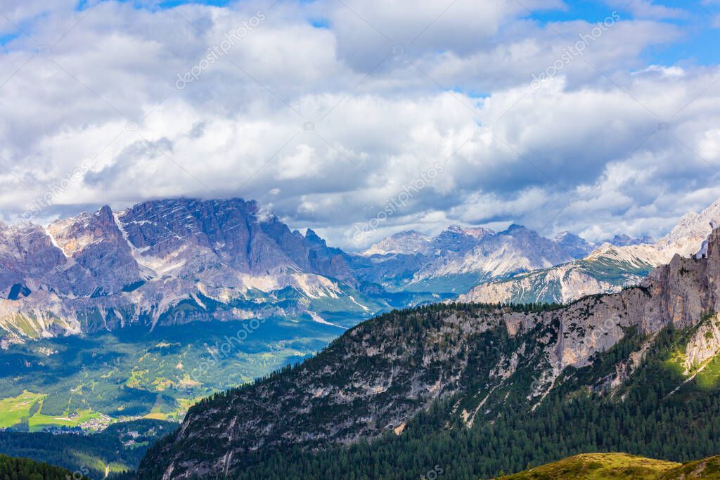 Vista de los Dolomitas. Alpes orientales de Italia. 2024