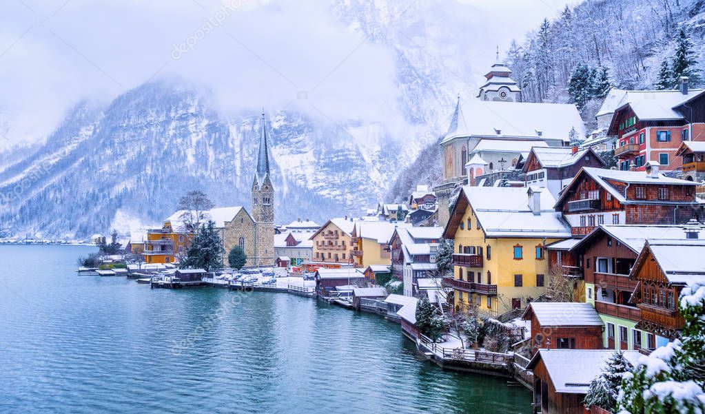 Hallstatt ciudad en un lago en las montañas de los Alpes, Austria, en ...