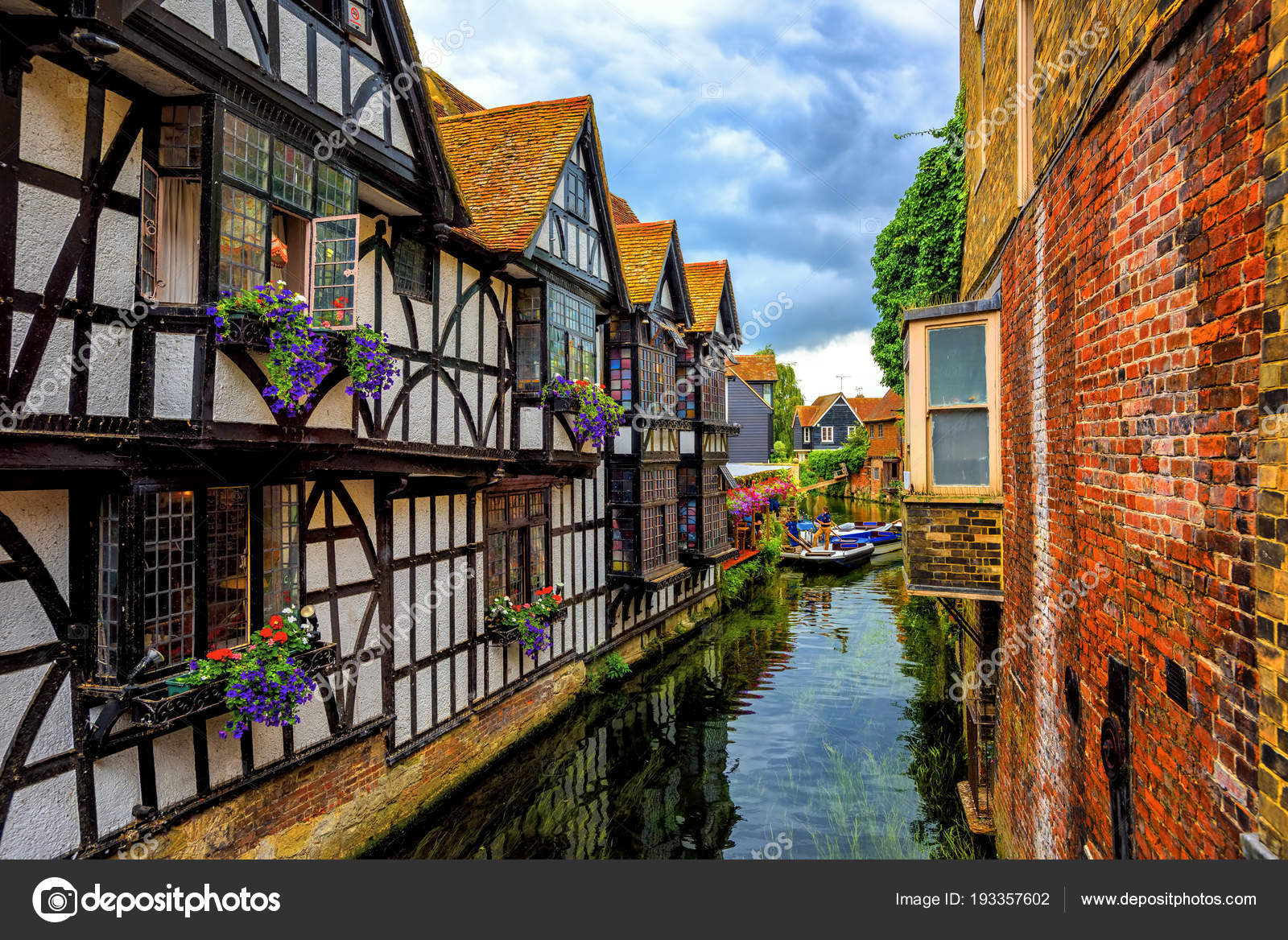 Medieval houses and river Stour in Canterbury Old Town, Kent, En Stock ...