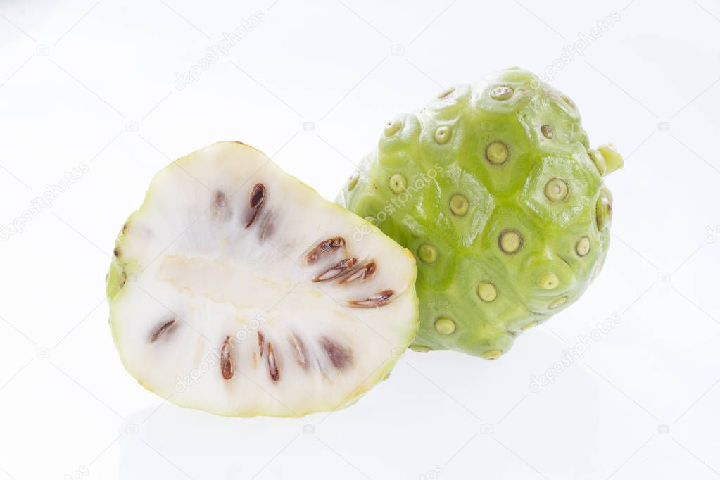 Frutos de Noni aislados sobre fondo blanco - Morinda citrifolia 2024