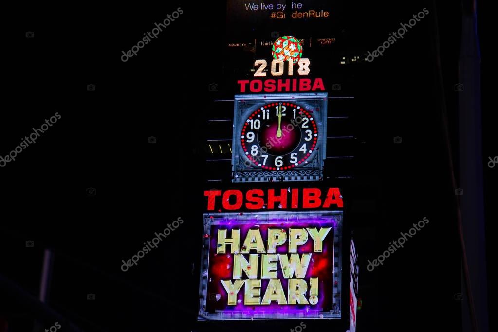 Manhattan: Nueva York, 1 de enero de 2018: feliz año nuevo y carteles ...