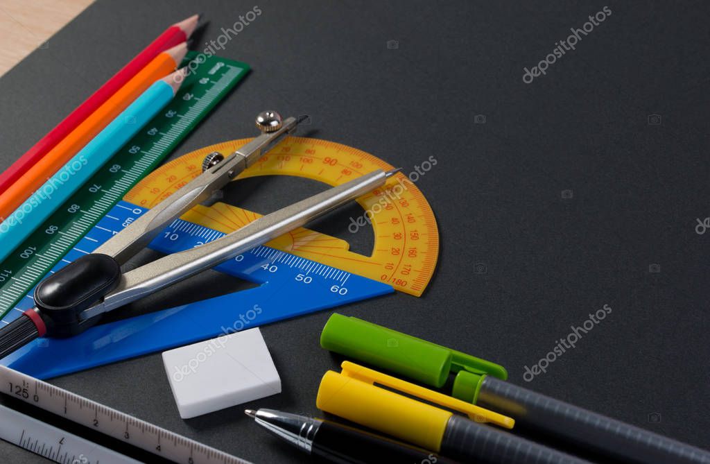 Instrumentos matemáticos sobre la esquina del papel negro con espacio ...