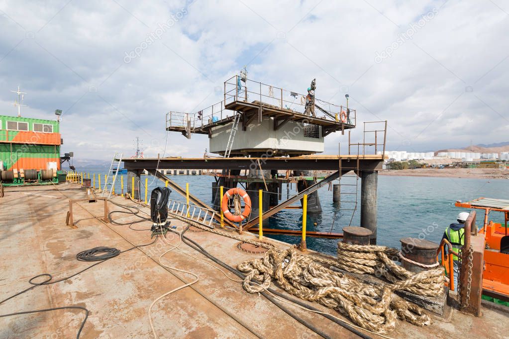 Aqaba, Jordania, 10 / 10 / 2015, Construcción de cimientos de metal y ...