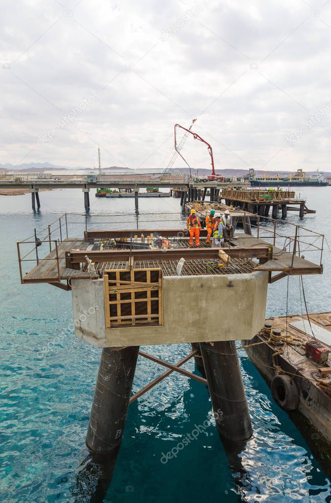 Aqaba, Jordania, 10 / 10 / 2015, Construcción de cimientos de metal y ...
