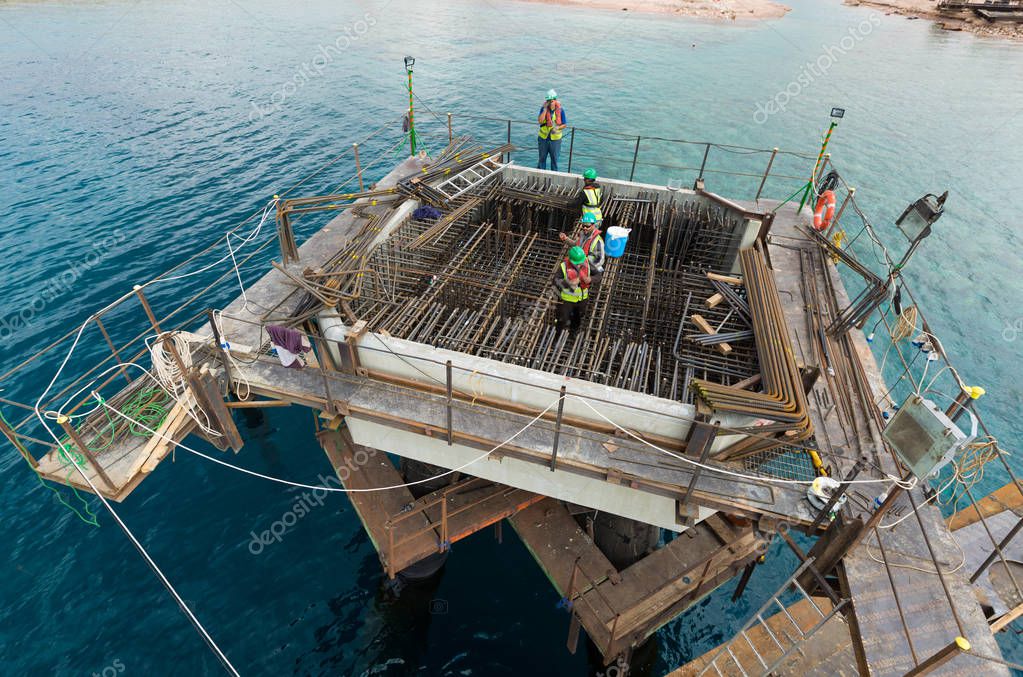 Aqaba, Jordania, 10 / 10 / 2015, Construcción de cimientos de metal y ...