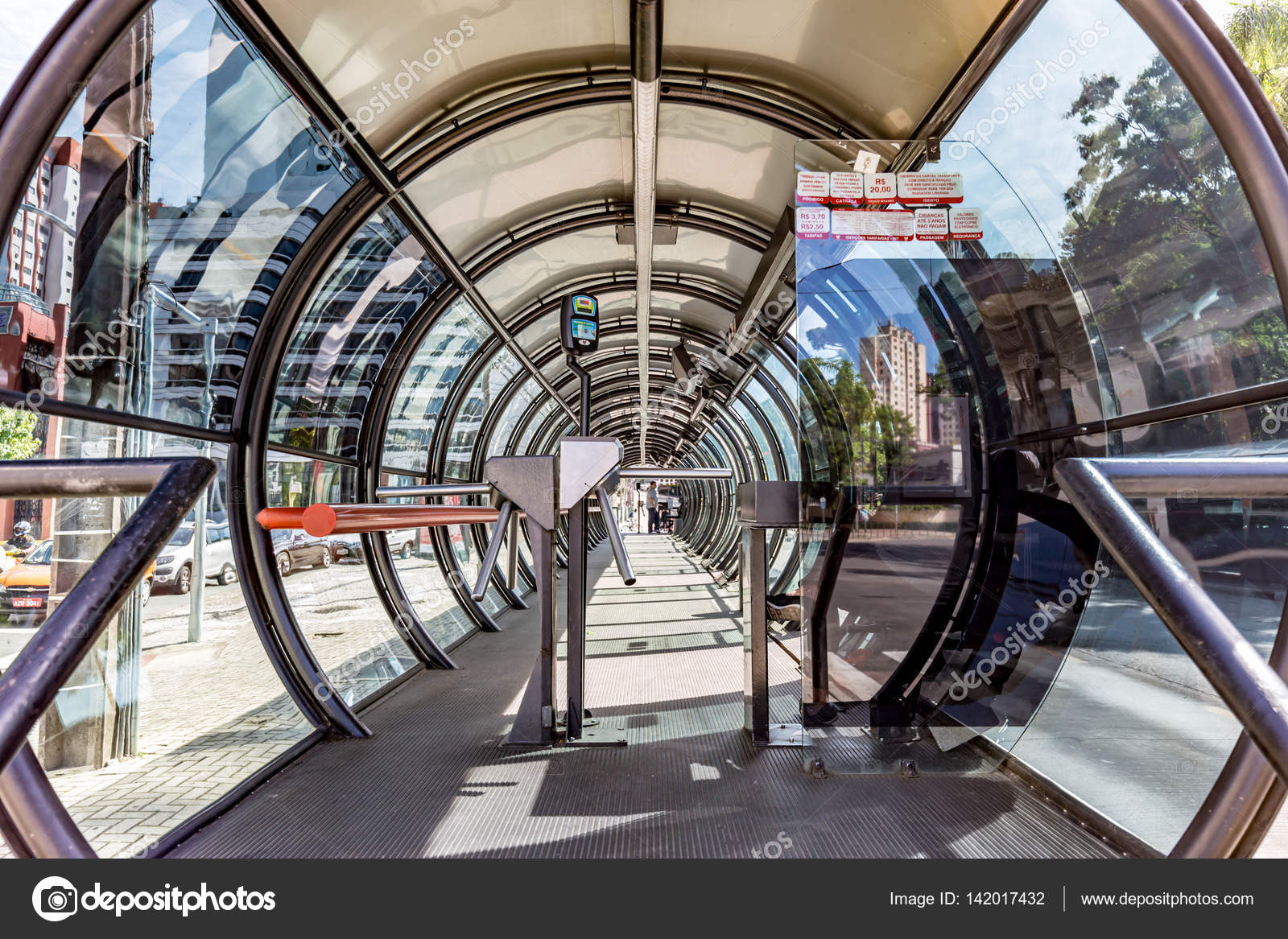CURITIBA, PARANA/BRAZIL - DECEMBER 27 2016: Bus stop – Stock Editorial ...