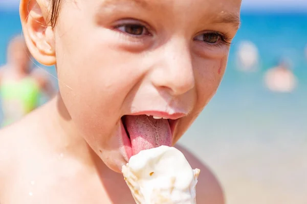 Fotos de Criança sorvete praia, Imagens de Criança sorvete praia sem ...