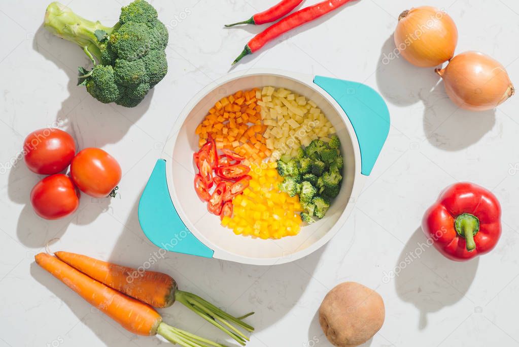 Verduras picadas en olla e ingredientes para una sabrosa cocina ...