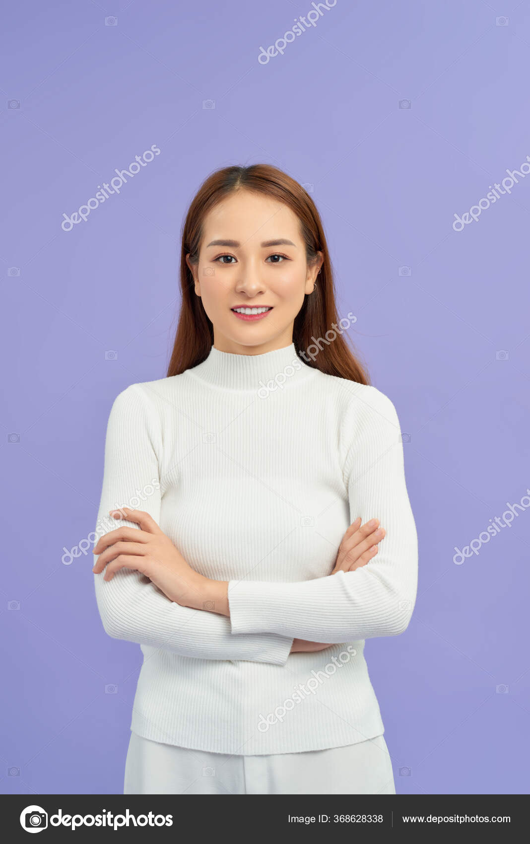 Laighing Mujer Con Brazos Cruzados Mirando Cámara Sobre Fondo Blanco: fotografía de stock ...