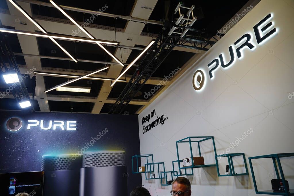 Berlín, Alemania - 10 de septiembre de 2019: Signage of Pure ...