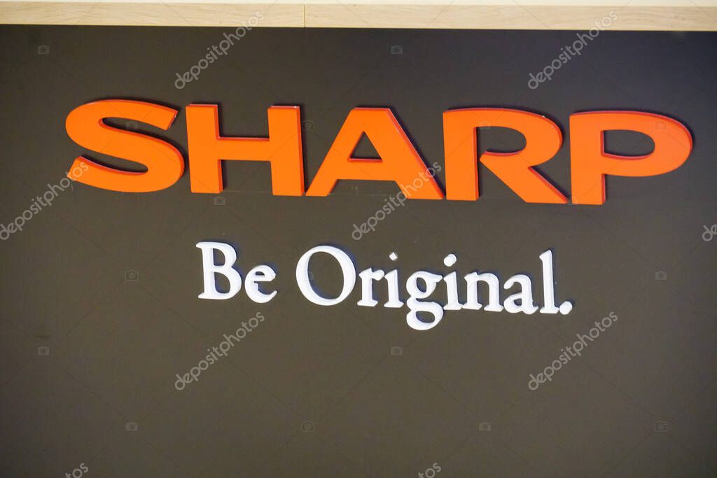 Berlín, Alemania - 10 de septiembre de 2019: Sharp be original. Banner publicitario de Sharp ...