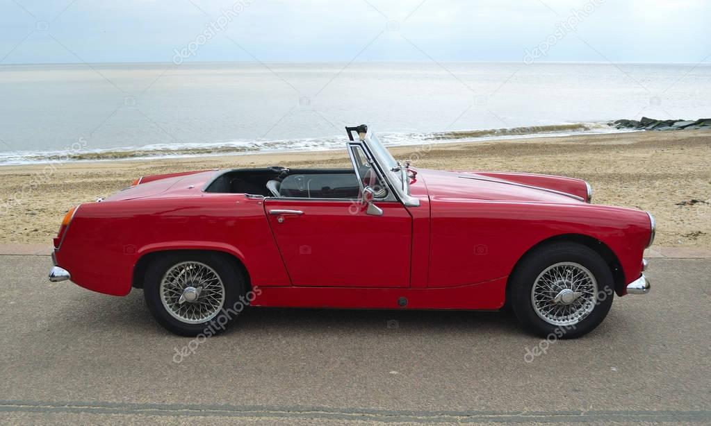 FELIXSTOWE, SUFFFOLK, INGLATERRA - 07 DE MAYO DE 2017: Classic Red MG ...