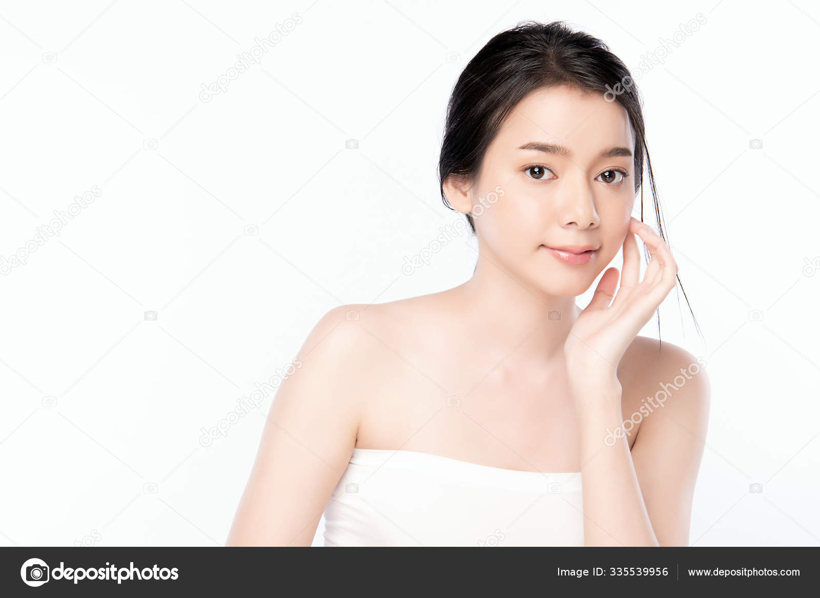 形象美丽的年轻亚洲女人洁净新鲜裸露的皮肤概念。 亚洲女孩美容美发面对肌肤护理与健康,面部护理,完美肌肤,自然妆容,白底 — 图库照片©kitthanes