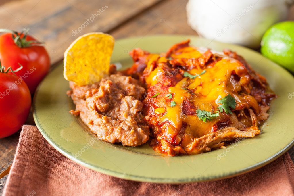 Cazuela de comida mexicana Enchilada de pollo servida en placa verde ...