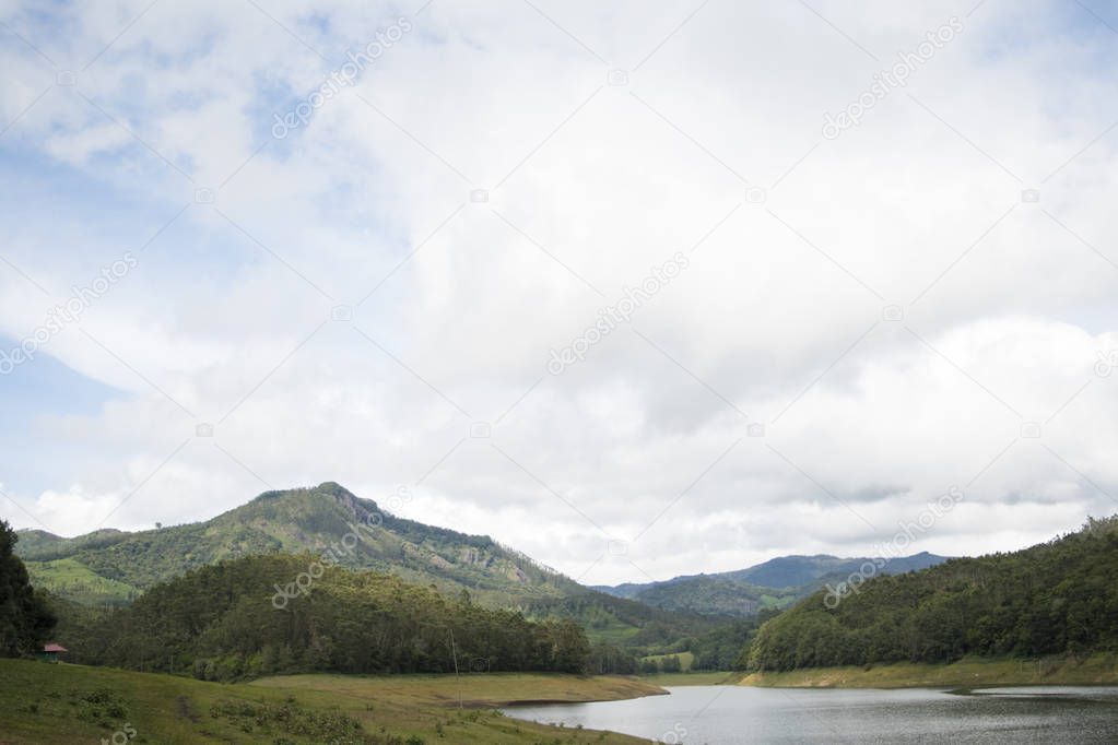 Vista del paisaje del embalse de la presa de Kundala, Munnar, Kerala ...
