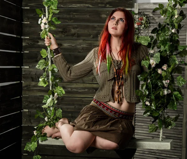 Joven Hippie Boho Pelirroja Divirtiéndose En Un Columpio Estilo Hippie Sobre Un Fondo De Madera