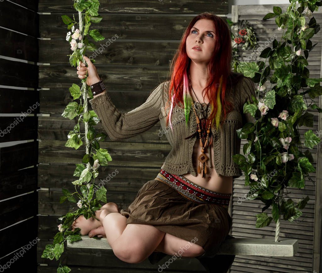 Joven Hippie Boho Pelirroja Divirtiéndose En Un Columpio Estilo Hippie Sobre Un Fondo De Madera