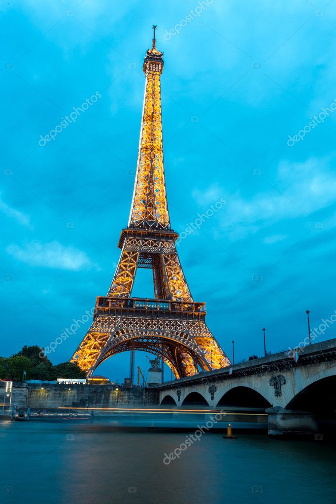 Illuminated Eiffel Tower at night and peo — Stock Editorial Photo ... Illuminated Eiffel Tower at night and peo — Stock Editorial Photo ...