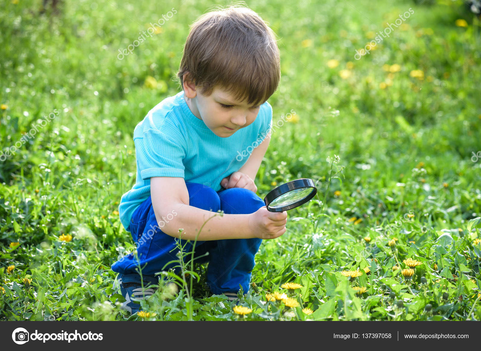 Niño explorando la naturaleza en un prado con lupa — Foto de stock ...