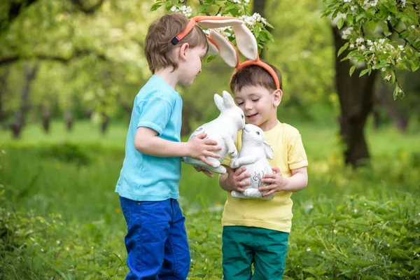 Niños y conejos fotos de stock, imágenes de Niños y conejos sin ...