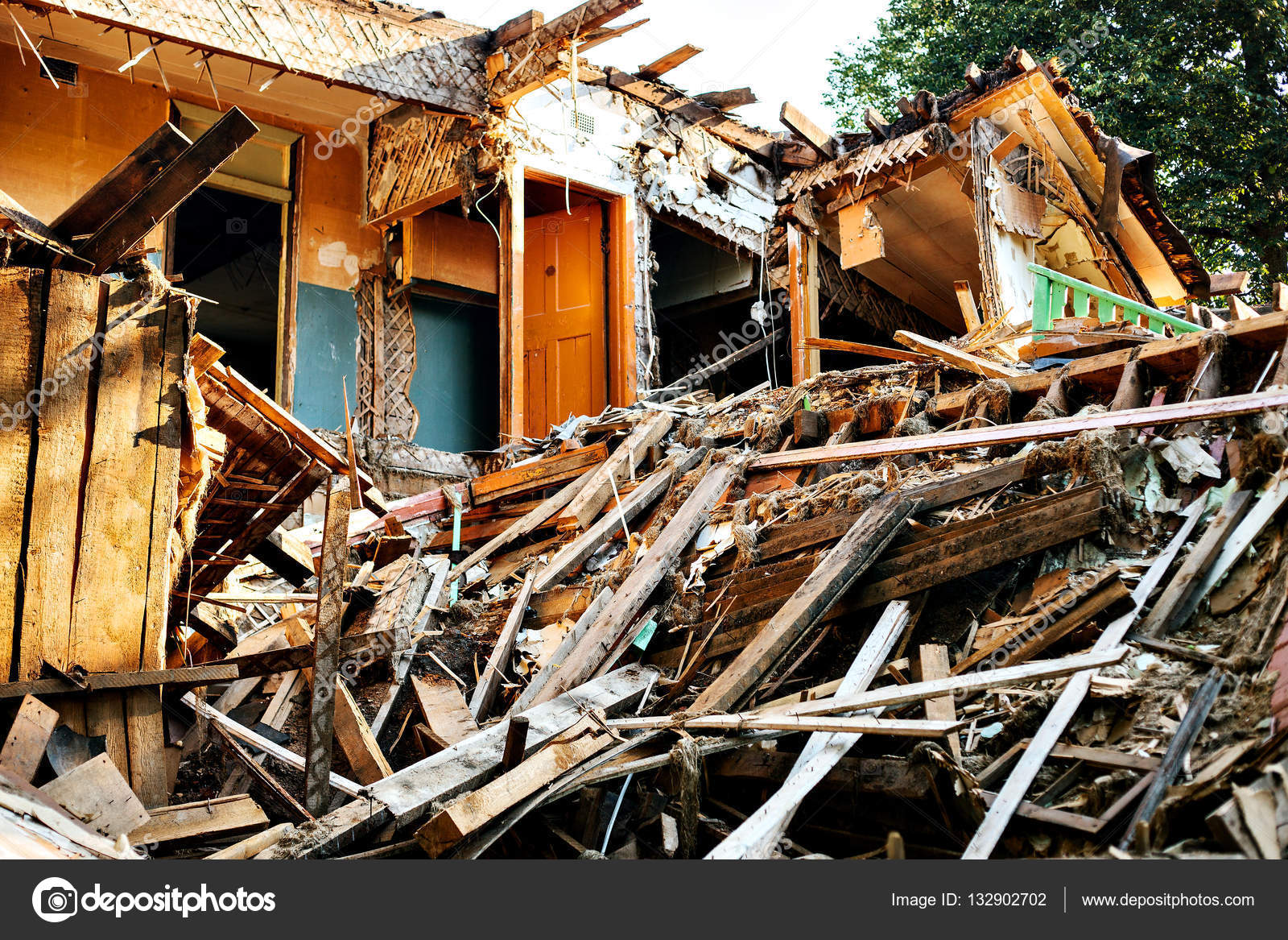 Destroyed by the earthquake building. Stock Photo by ©fransz 132902702